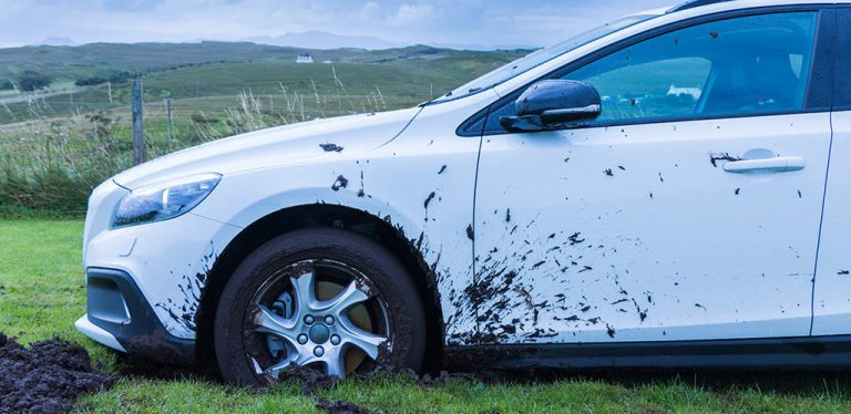 Consejos para sacar un auto del lodo. – Segurarse
